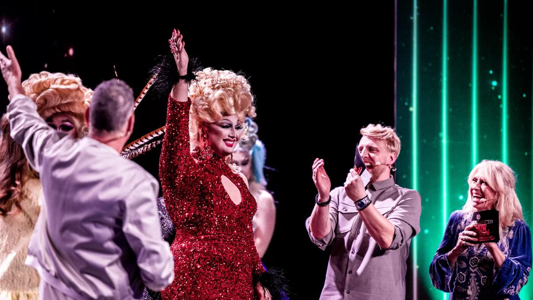 Fra kørestol til stiletter: Derfor er Daniel drag for en aften